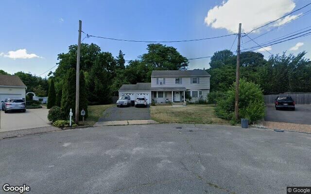 5 Jay Ct, Lake Grove, NY 11755