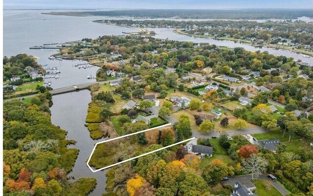 7 Grace Ct, Center Moriches, NY 11934