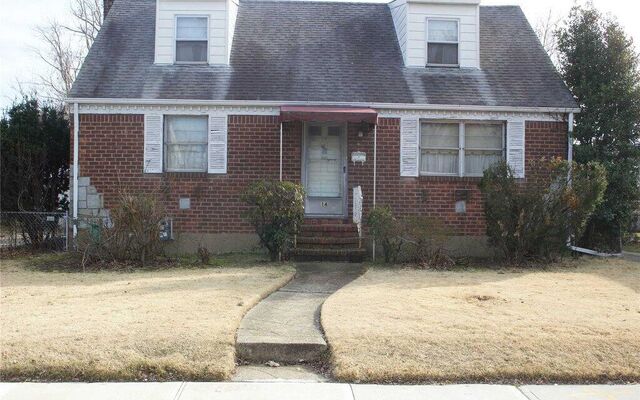 14 Molyneaux Rd, Valley Stream, NY 11580