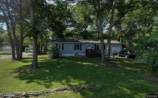 20 Beach Ln, Coram, NY 11727
