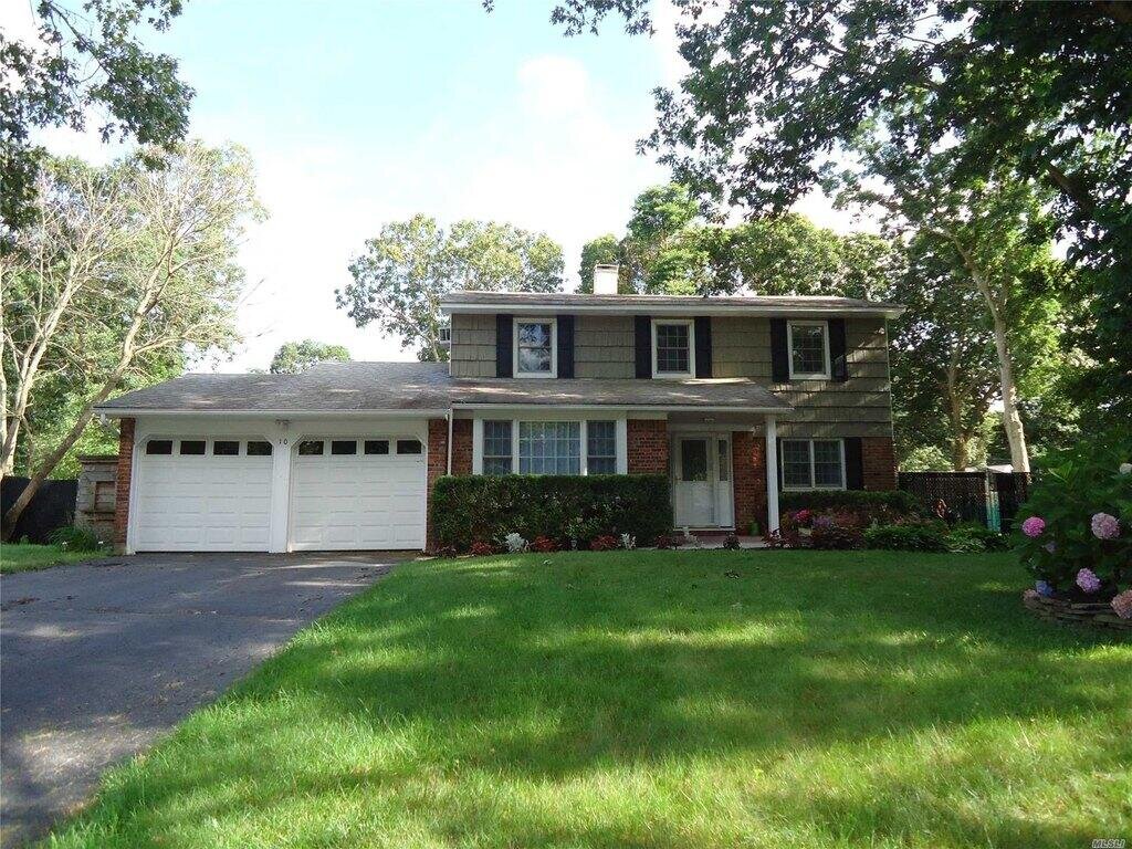 10 Hyde Ln, Coram, NY 11727