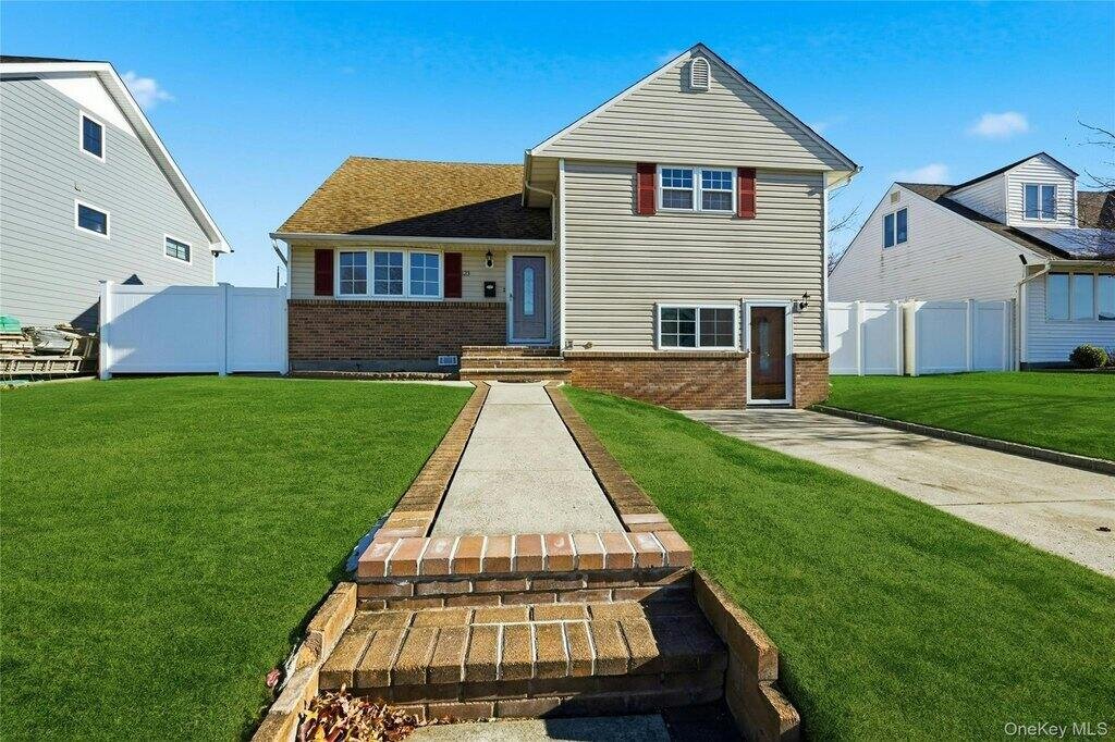 123 S Fordham Rd, Hicksville, NY 11801