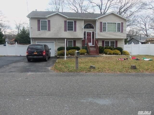 15 Beech St, Lake Grove, NY 11755