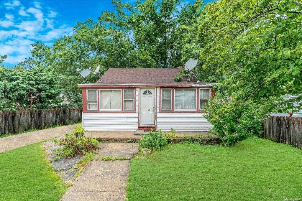 164 Riverside Ave, Riverhead, NY 11901