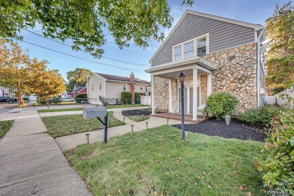 17 Oxford St, Malverne, NY 11565