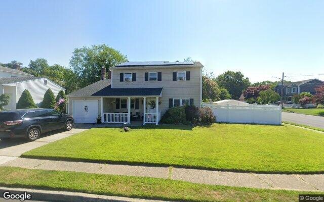 3 Knollwood Ct, Holbrook, NY 11741