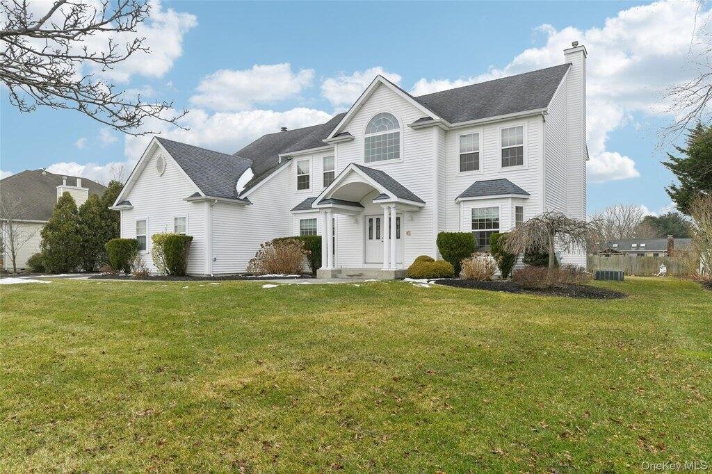 39 Island Trl, Mount Sinai, NY 11766