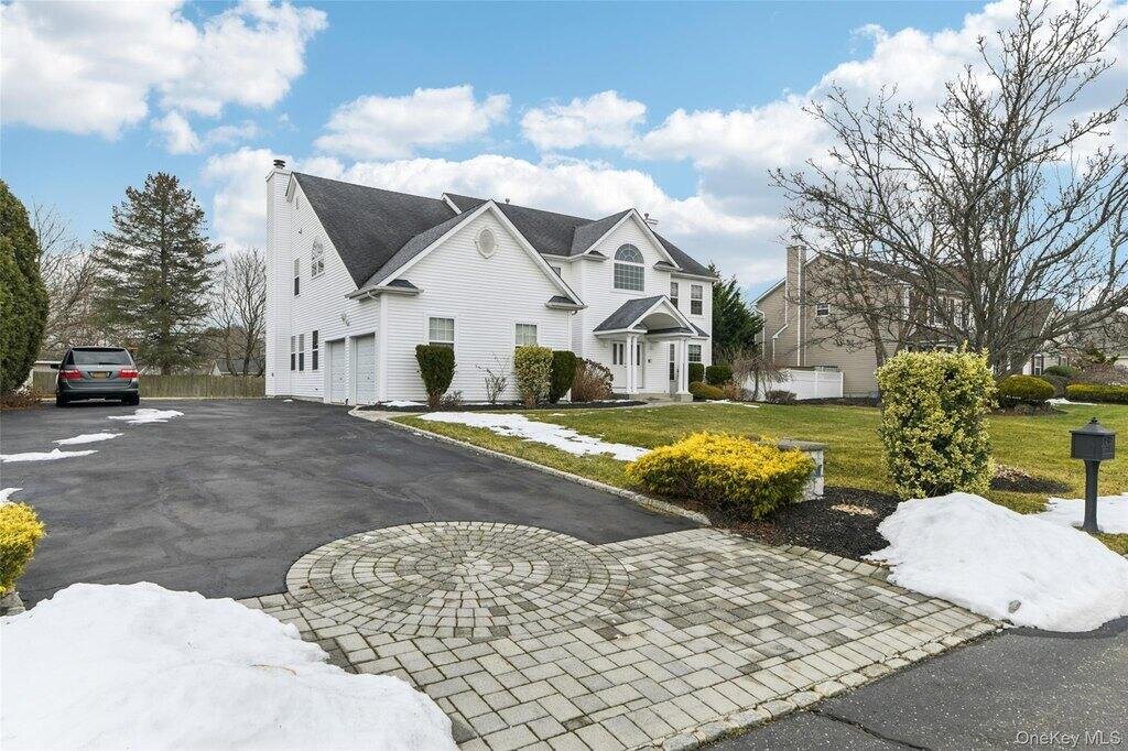 39 Island Trl, Mount Sinai, NY 11766