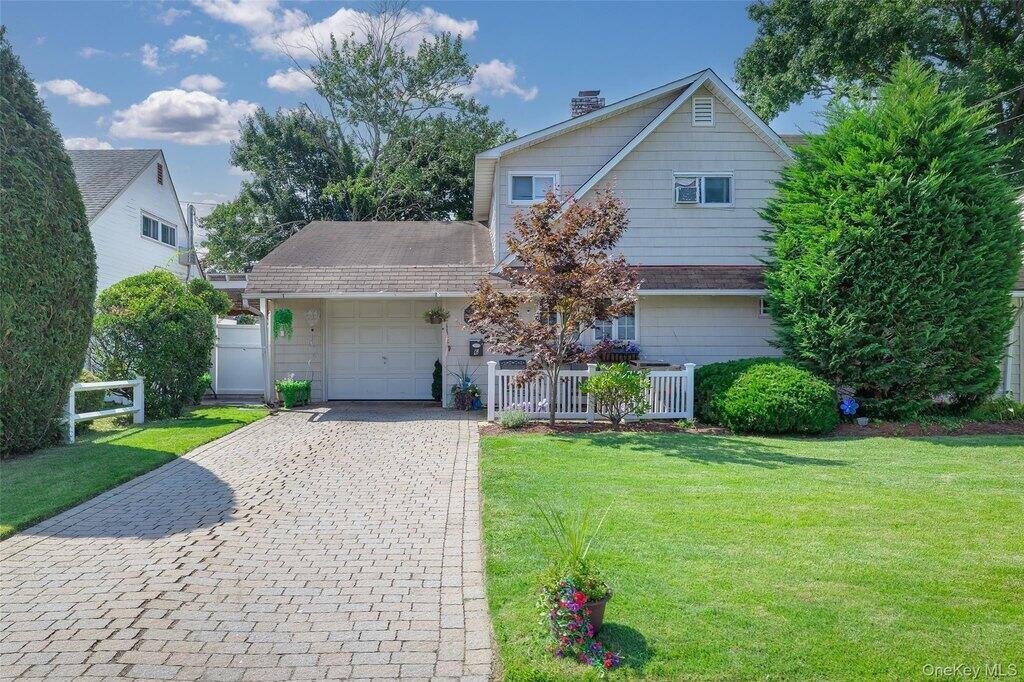 6 Downhill Ln, Wantagh, NY 11793